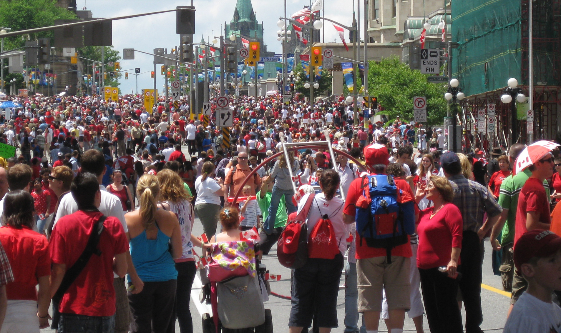 15 things that have happened in Canada since the last ‘Christmas Moon ...